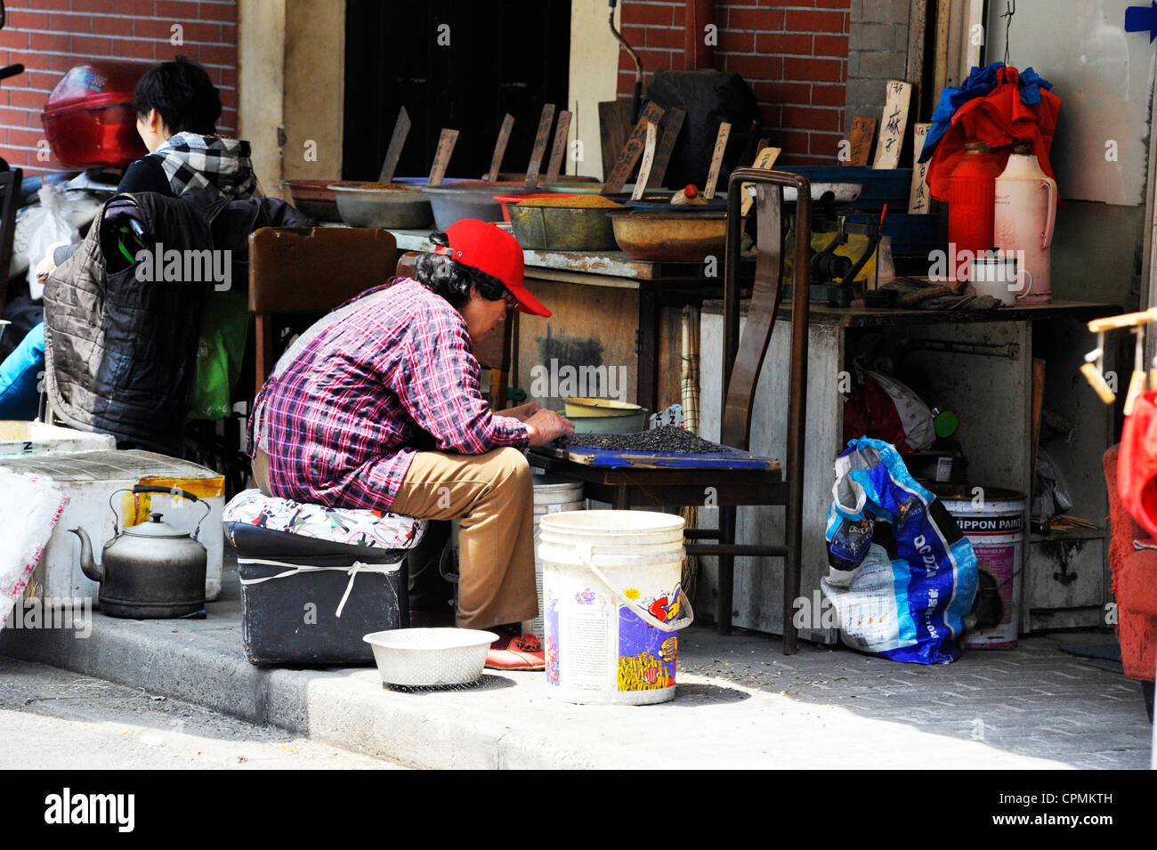 Street traders in Shanghai Stock Photo - Alamy