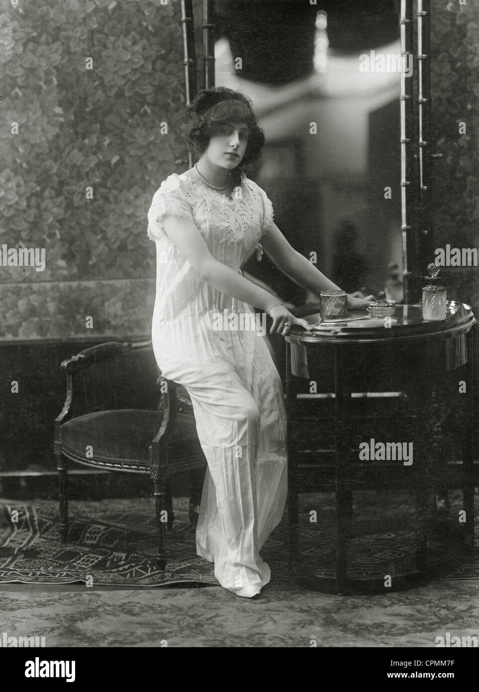 1912 woman hi-res stock photography and images - Alamy