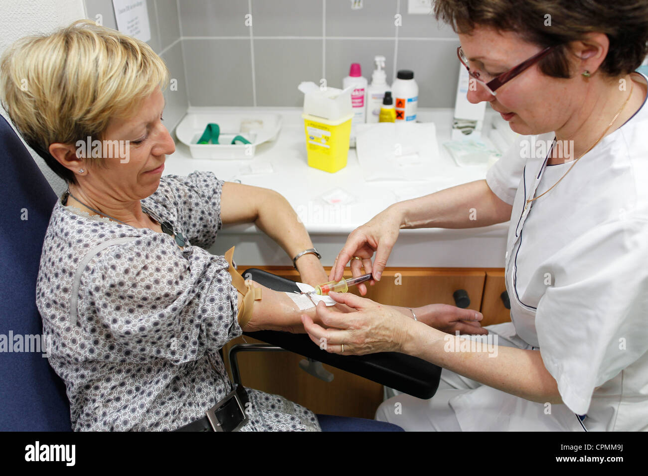 BLOOD SPECIMEN IN A WOMAN Stock Photo - Alamy