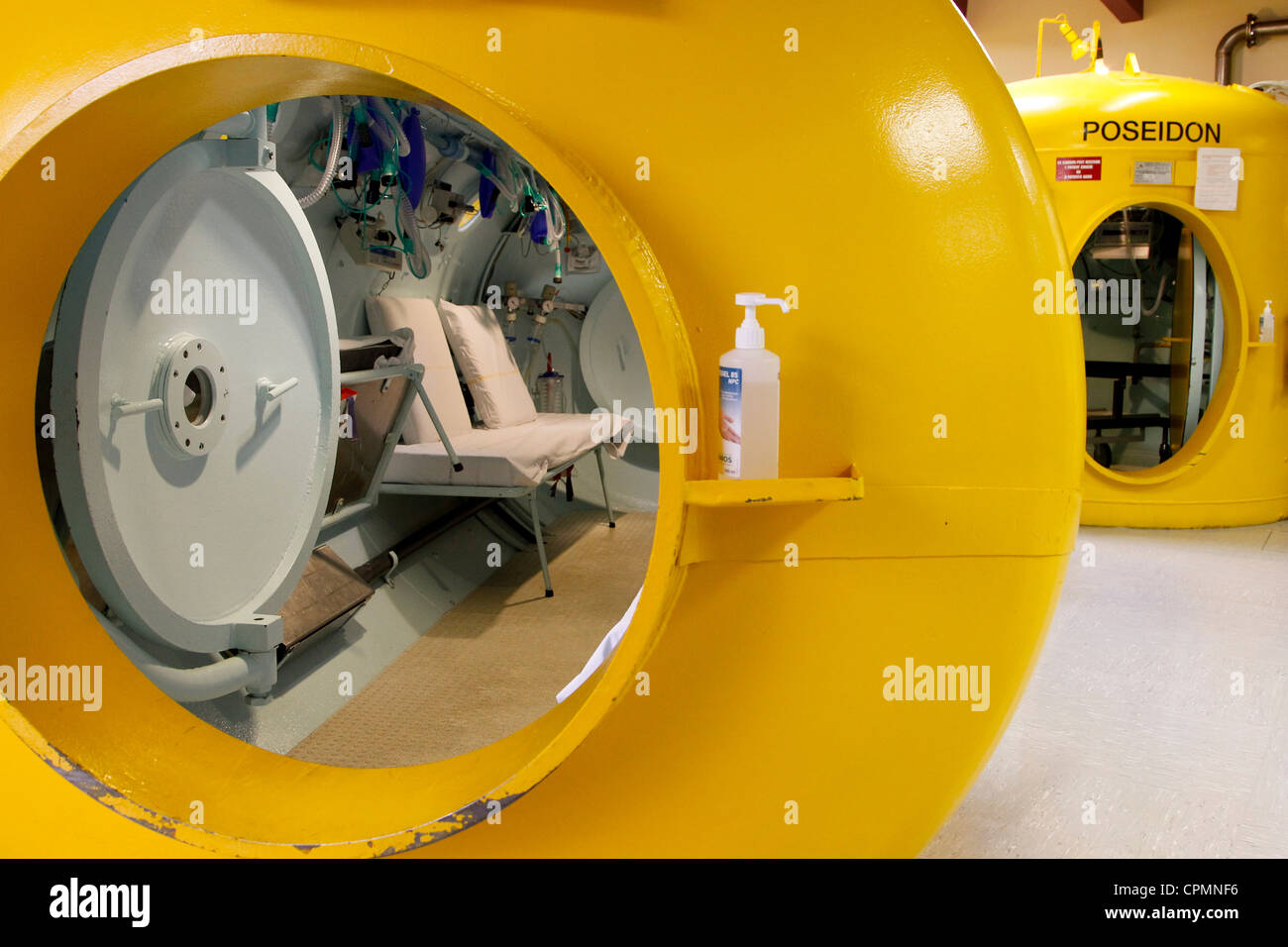 Hyperbaric chamber hi-res stock photography and images - Alamy