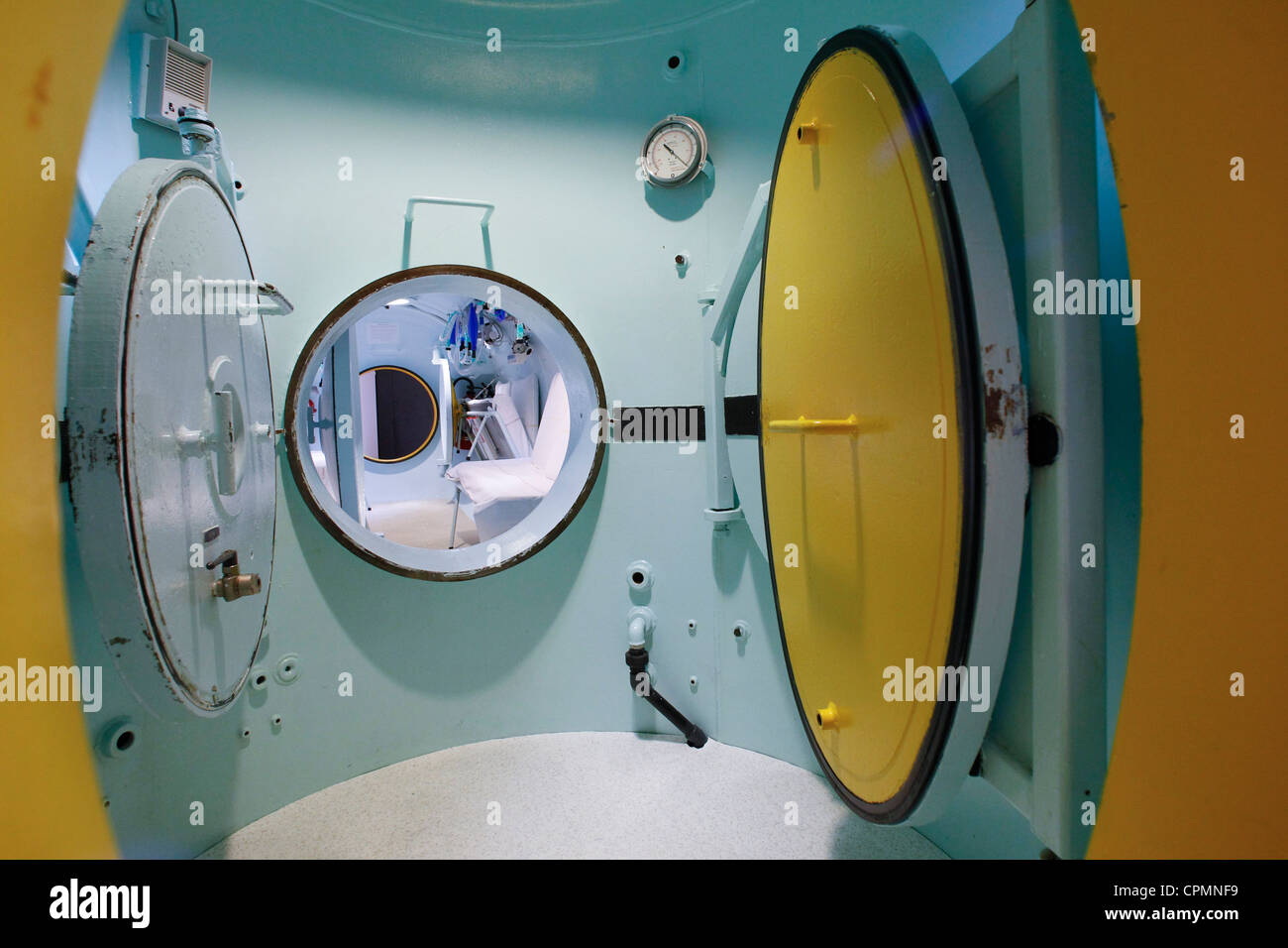 Empty chamber hi-res stock photography and images - Alamy