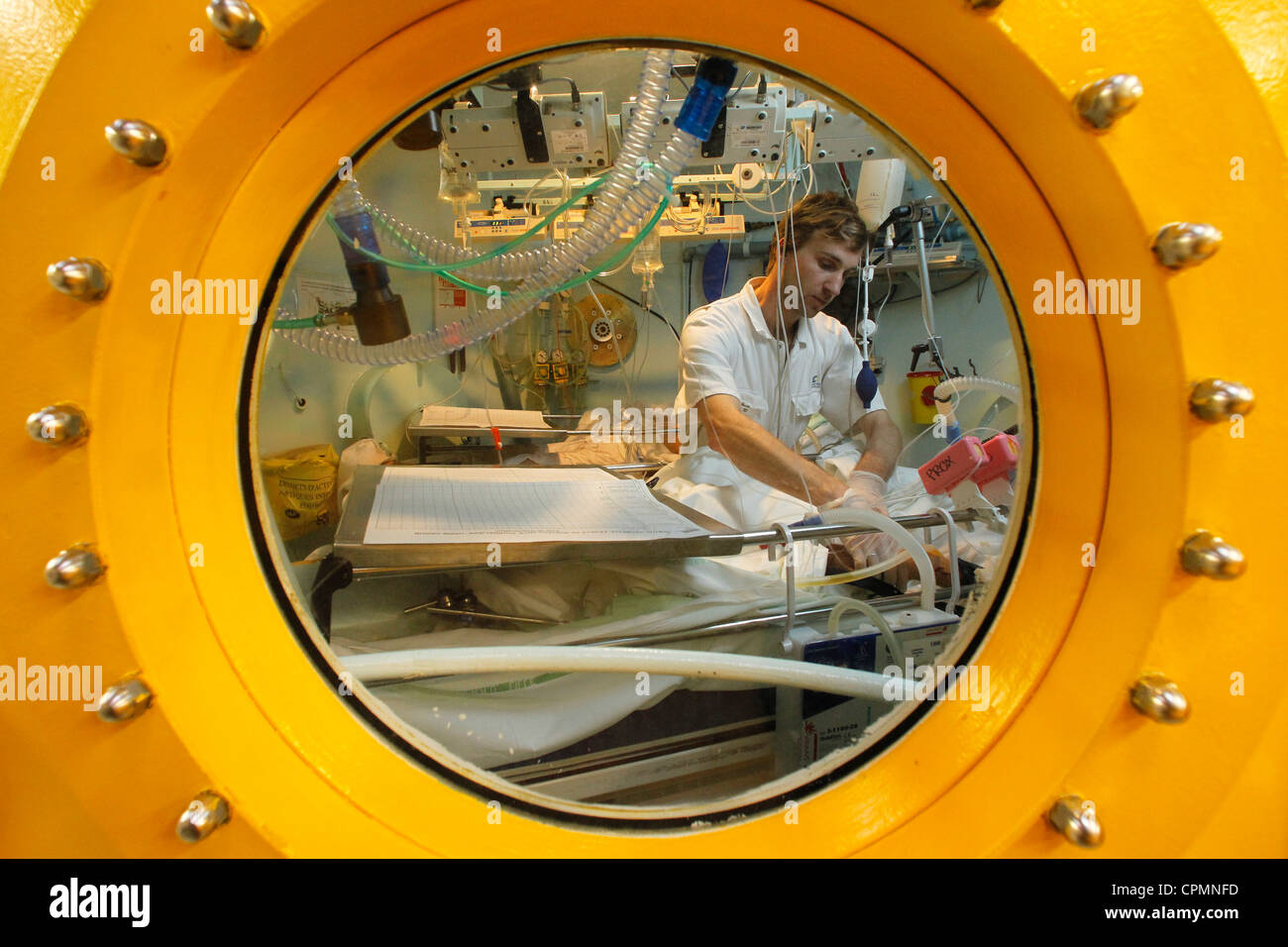 Decompression chamber hi-res stock photography and images - Alamy
