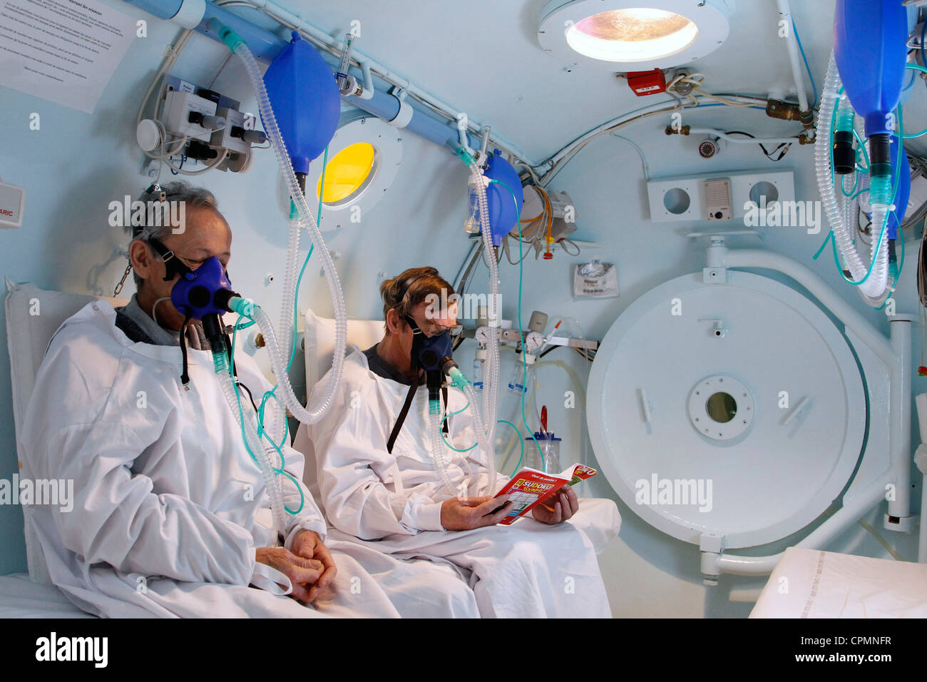 Hyperbaric chamber hi-res stock photography and images - Alamy
