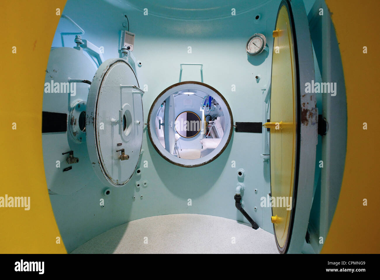 Hyperbaric treatment hi-res stock photography and images - Alamy