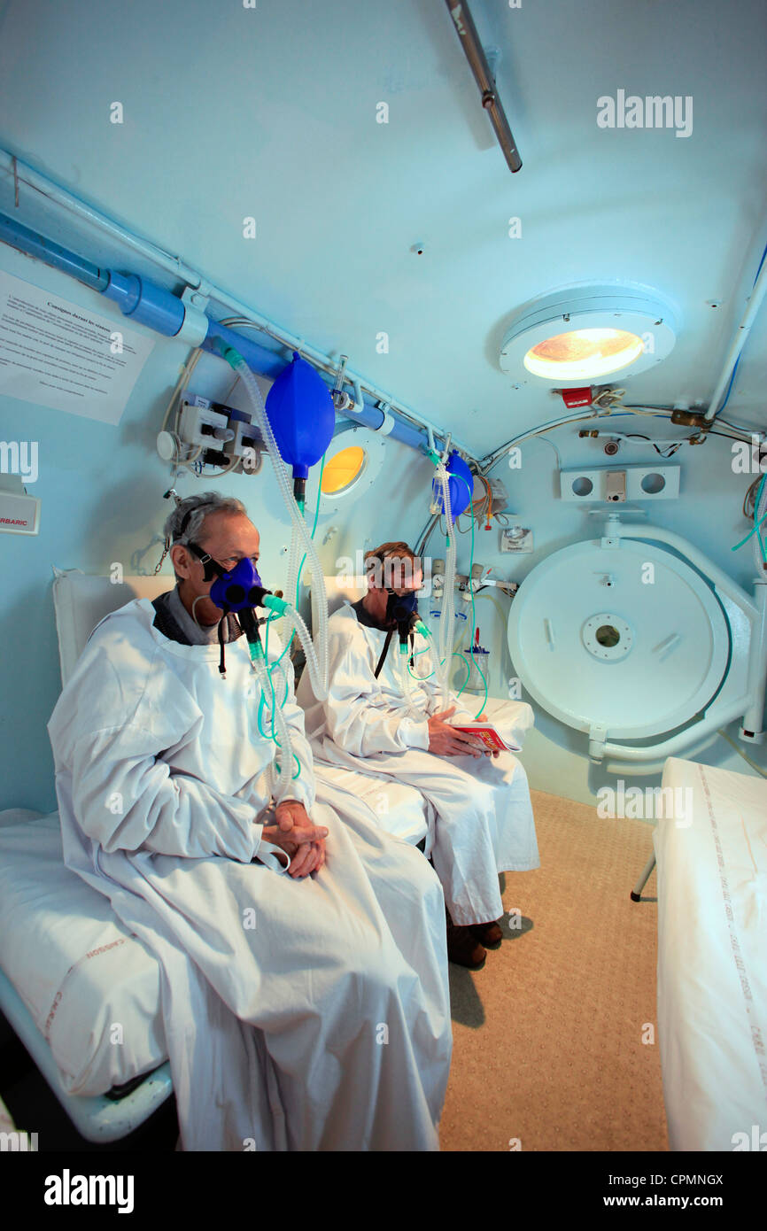 Decompression chamber hi-res stock photography and images - Alamy