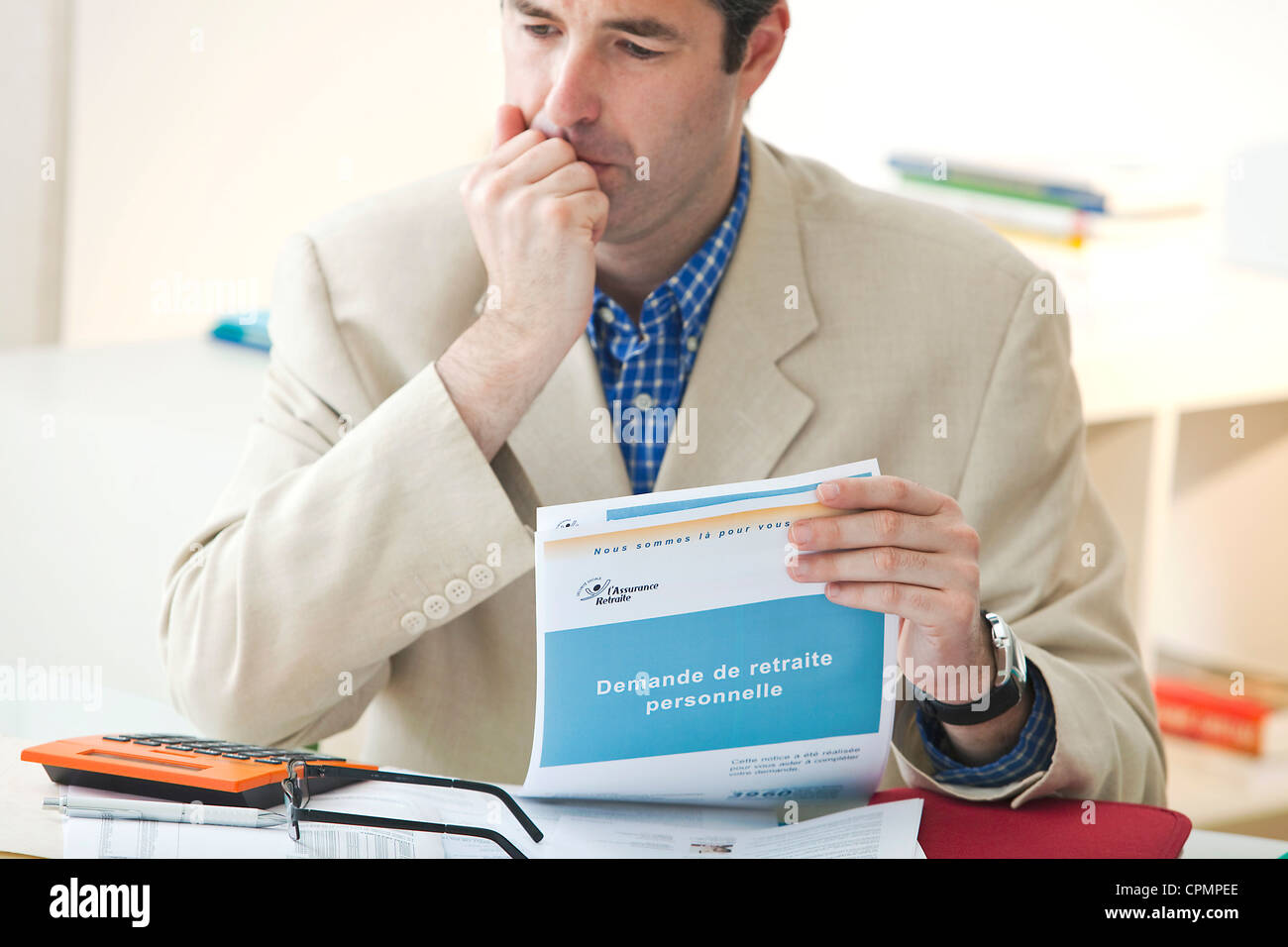 MAN FILLING OUT FORMS Stock Photo - Alamy