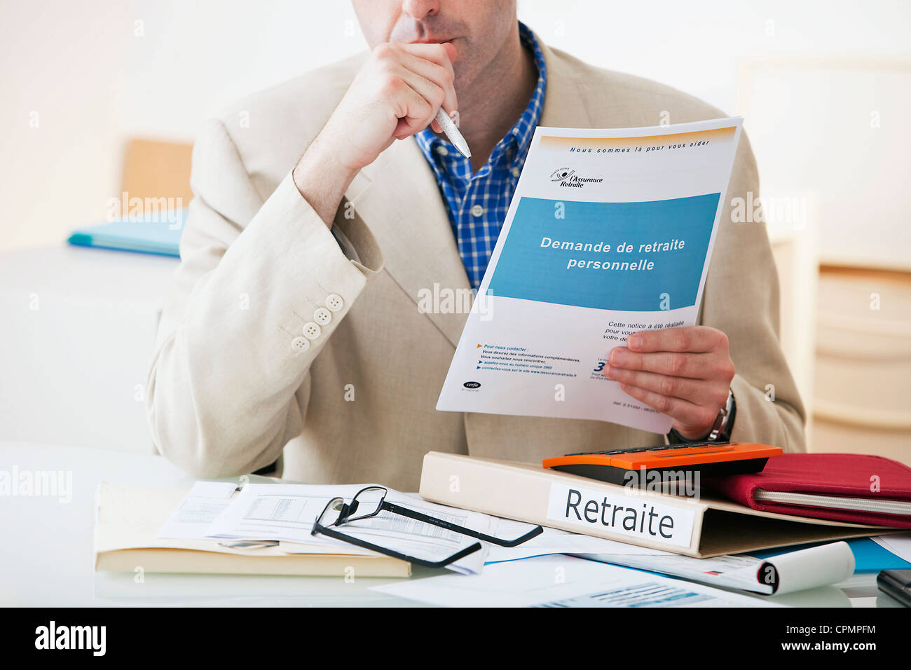 MAN FILLING OUT FORMS Stock Photo - Alamy
