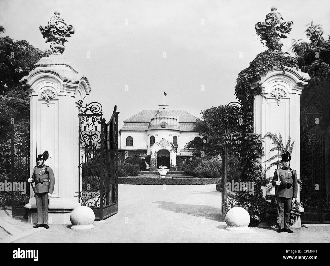 Guarded entrance gate to the estate Kenderes Stock Photo - Alamy