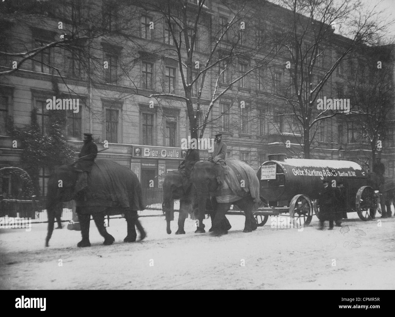 Elephants in the war hi-res stock photography and images - Alamy