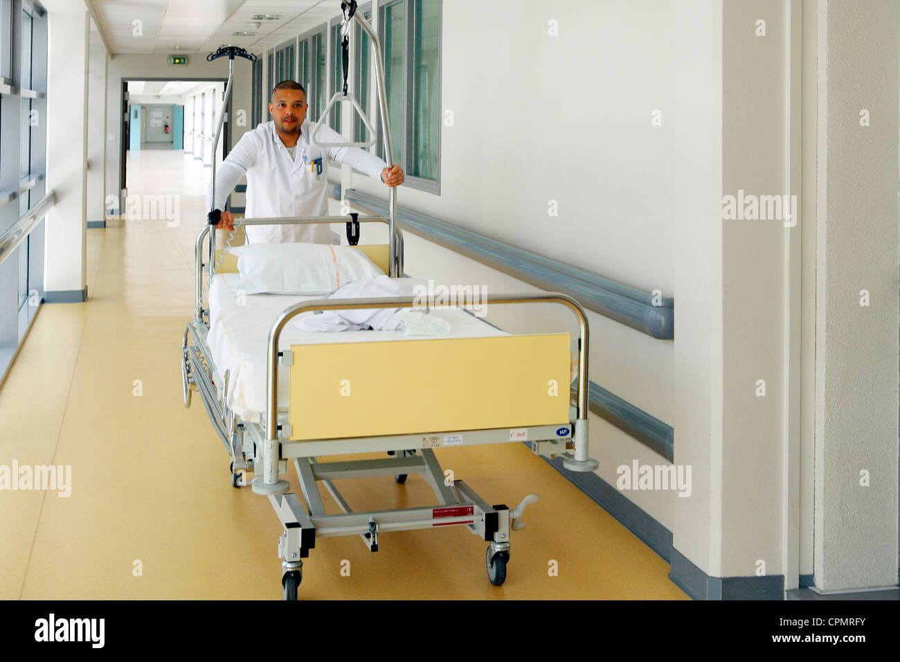 Stretcher bearer hospital hi-res stock photography and images - Alamy