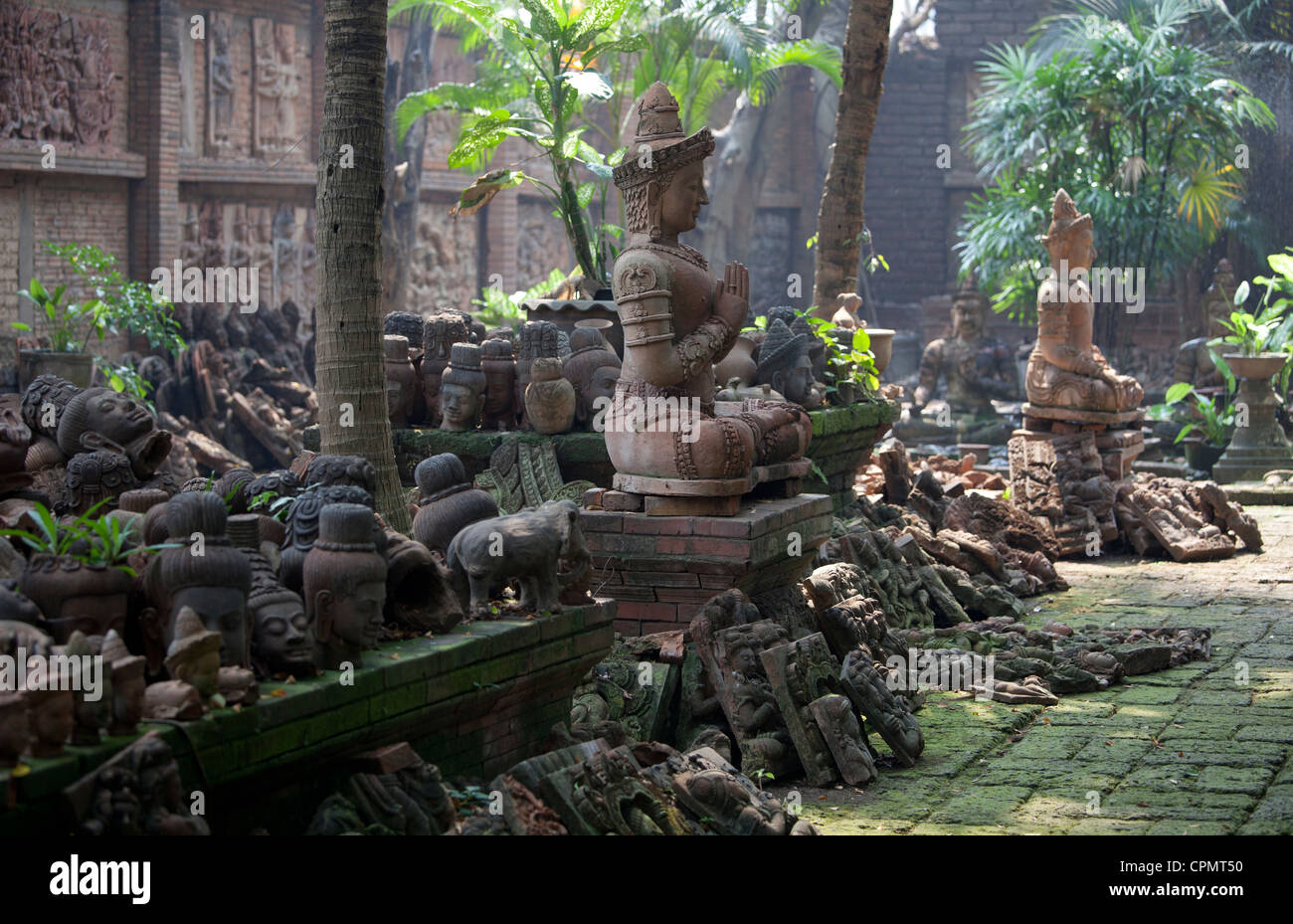 Light and life golden statue hi-res stock photography and images - Alamy