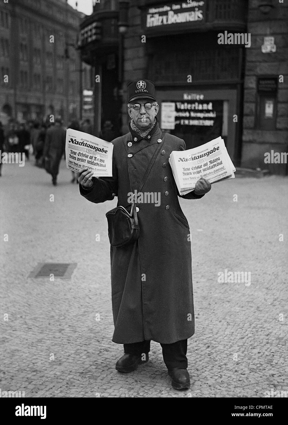 Newspaper vendor Black and White Stock Photos & Images - Alamy