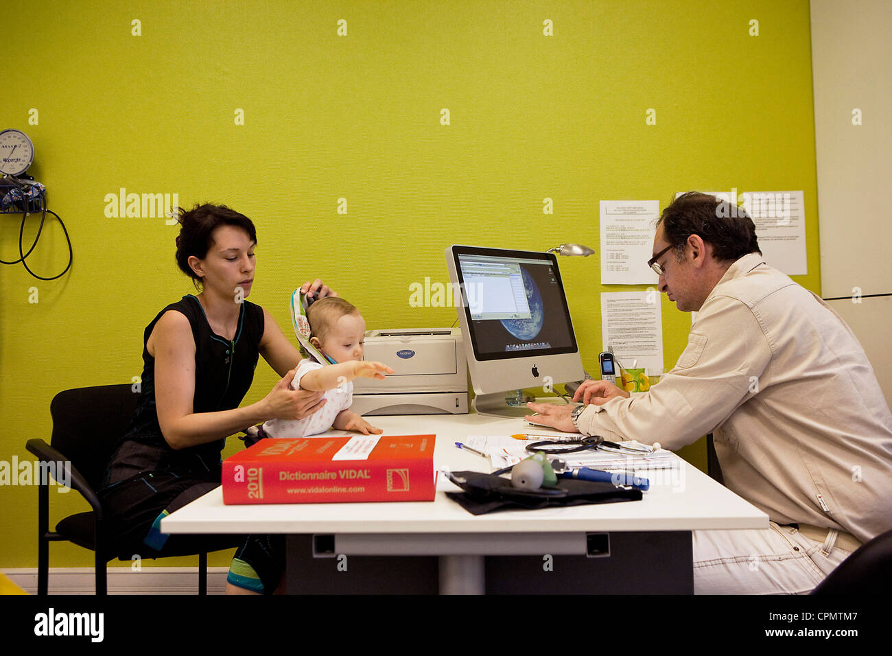 CHILD IN CONSULTATION, DIALOGUE Stock Photo - Alamy
