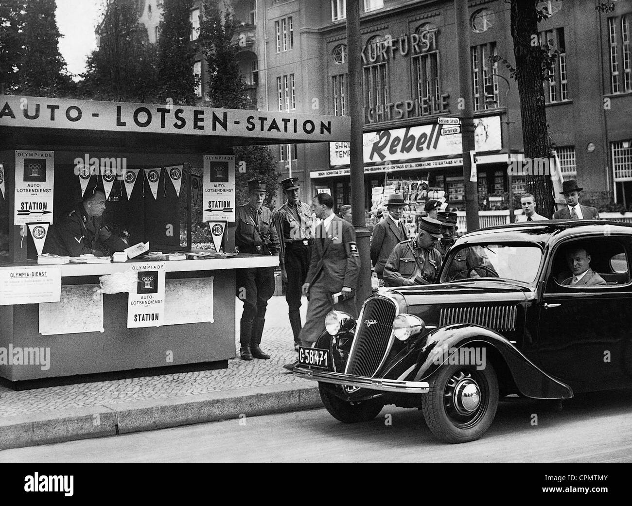 Center of the road Black and White Stock Photos & Images - Alamy