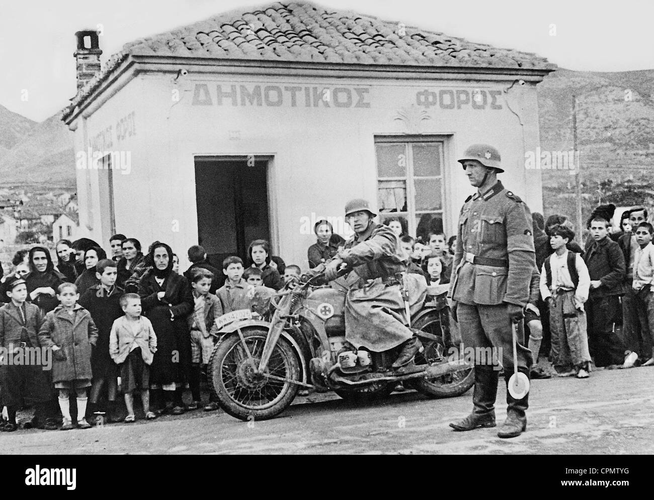 Soldiers advancing Black and White Stock Photos & Images - Alamy