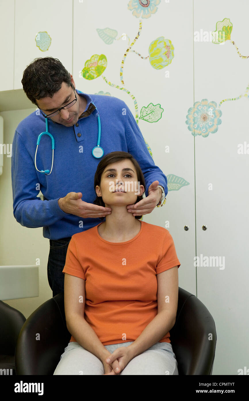 WOMAN PALPATING LYMPH NODE Stock Photo - Alamy WOMAN PALPATING LYMPH NODE Stock Photo - Alamy