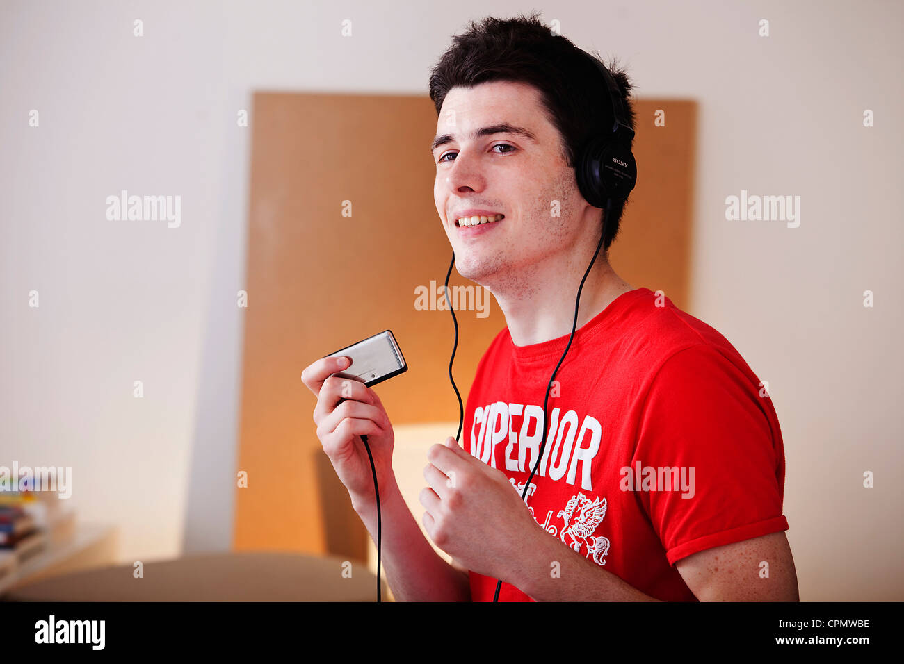 Teens listening to music walkman hi-res stock photography and images ...
