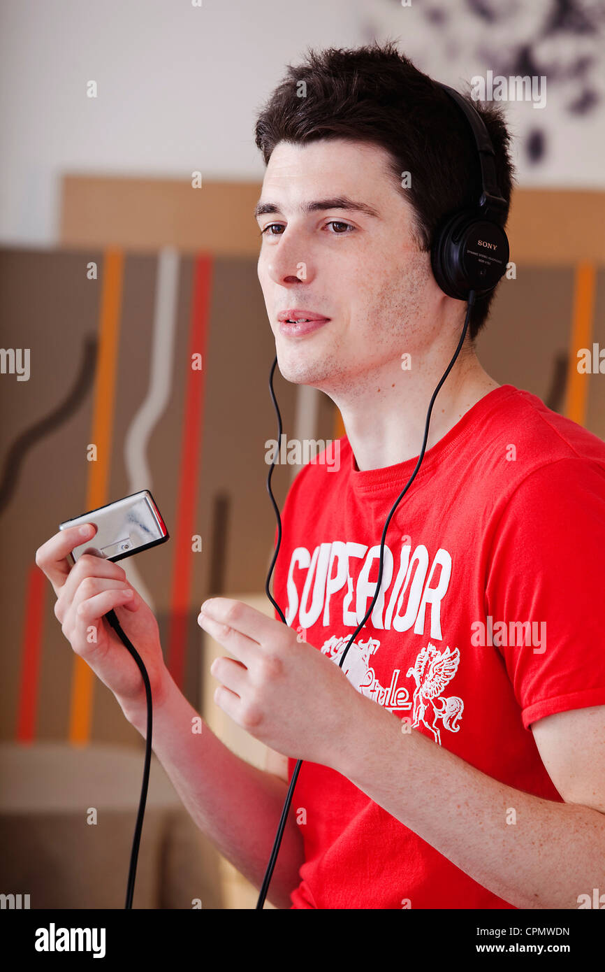 Teens listening to music walkman hi-res stock photography and images ...