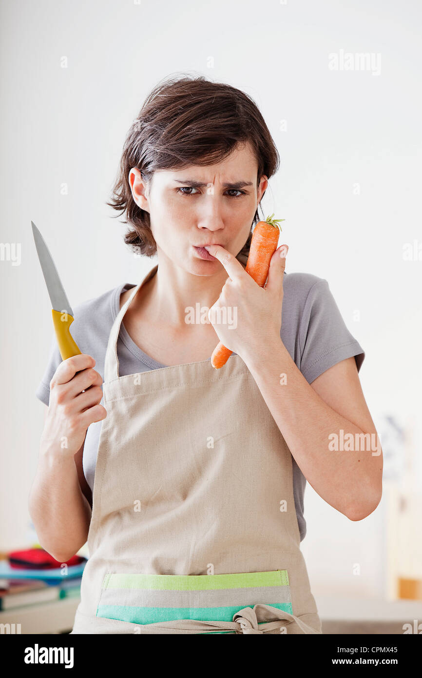 WOMAN IN KITCHEN Stock Photo - Alamy
