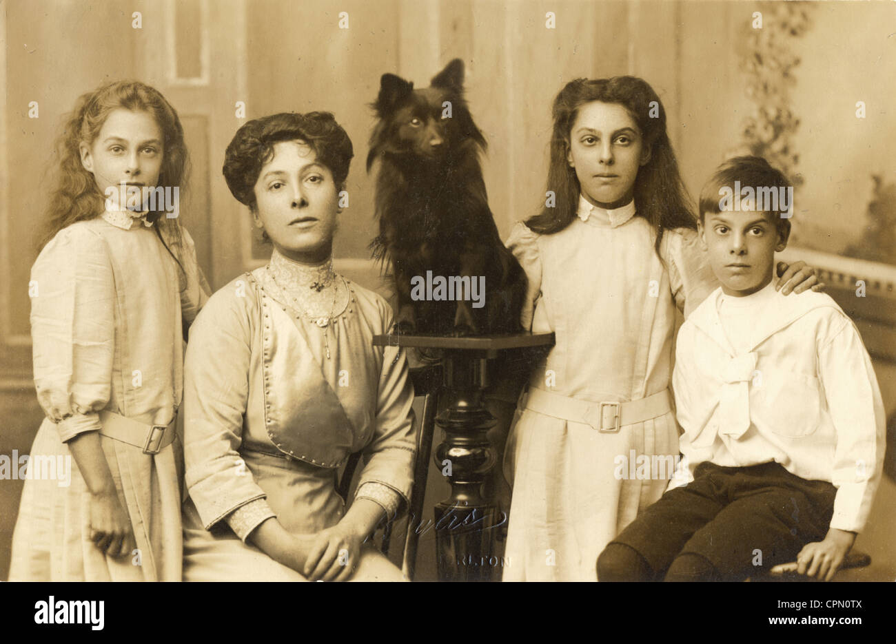Middle class family 1900s hi-res stock photography and images - Alamy