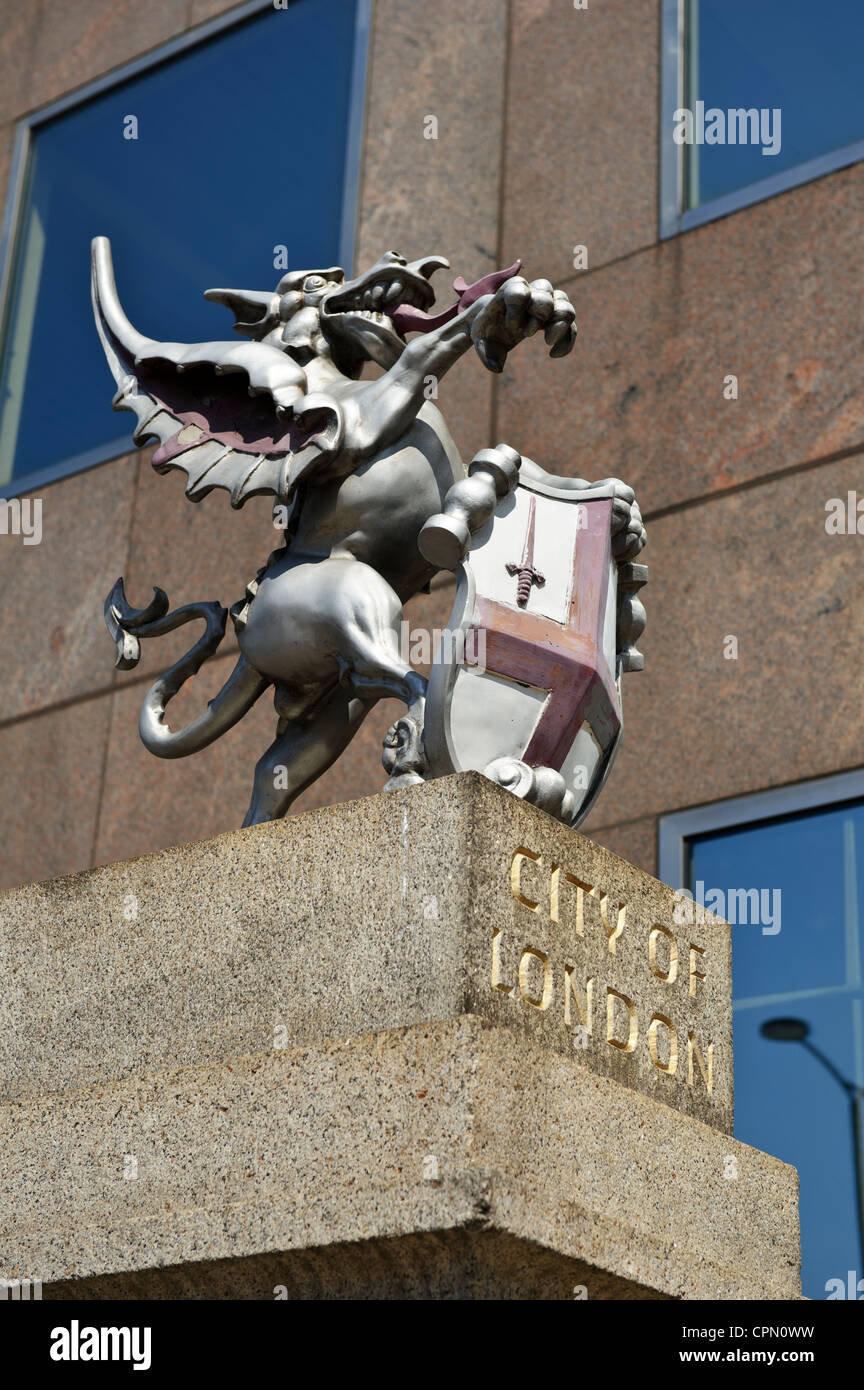 City of london dragon statue hi-res stock photography and images - Alamy