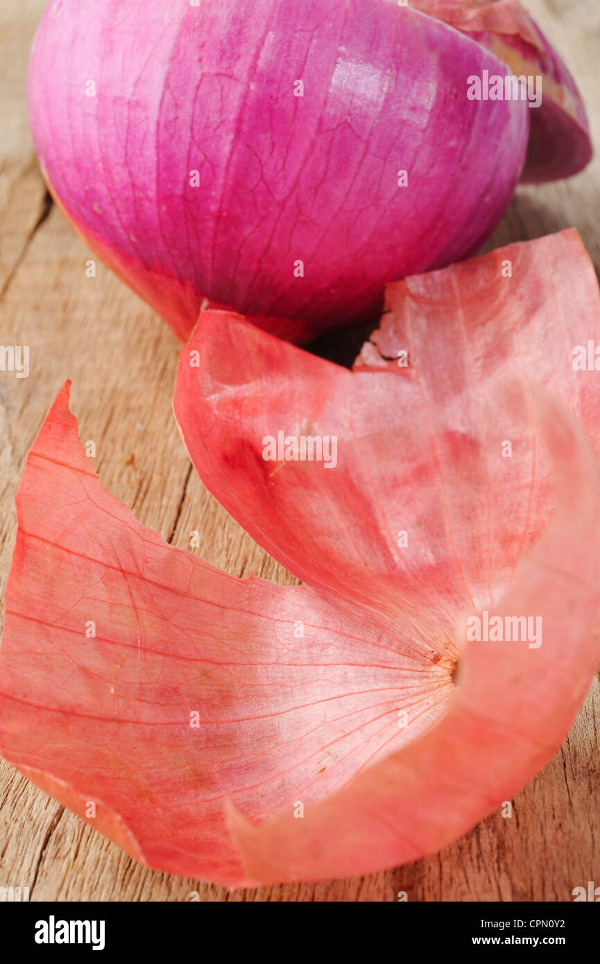 shell red onion Stock Photo - Alamy