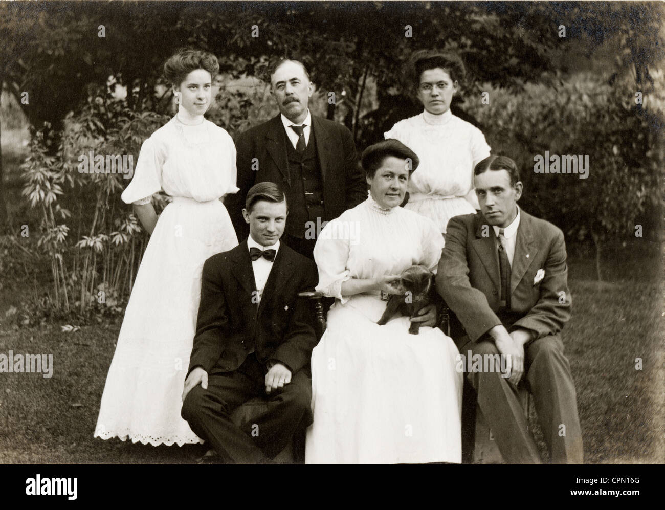 Middle class family 1900s hi-res stock photography and images - Alamy