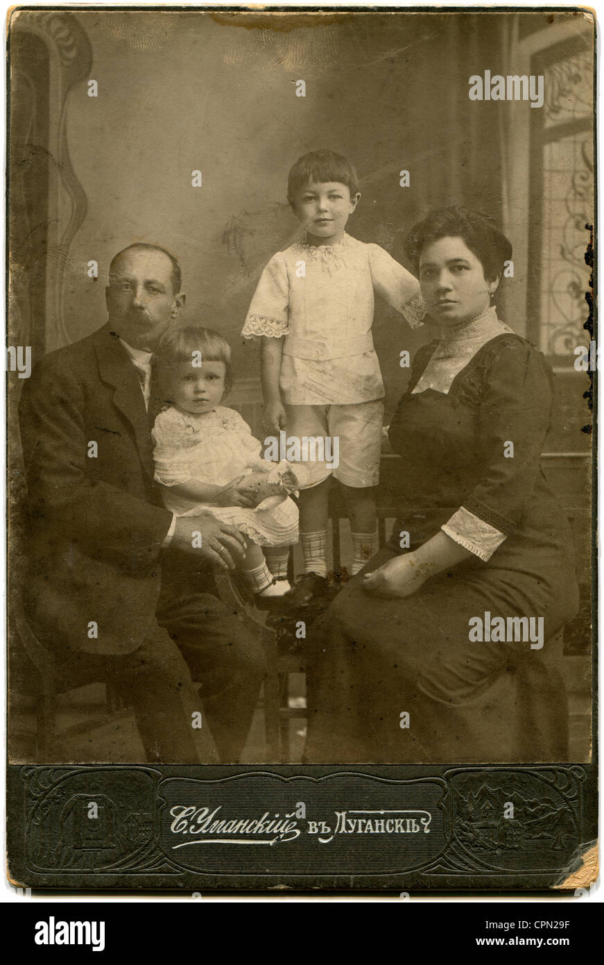 Black man shows two hi-res stock photography and images - Alamy