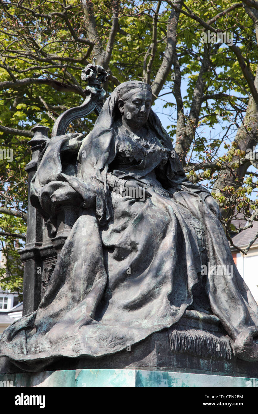 Statue of Queen Victoria sitting on throne at Tynemouth, North East ...
