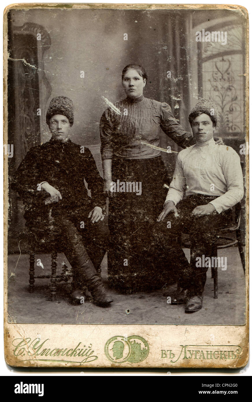 Black man shows two hi-res stock photography and images - Alamy