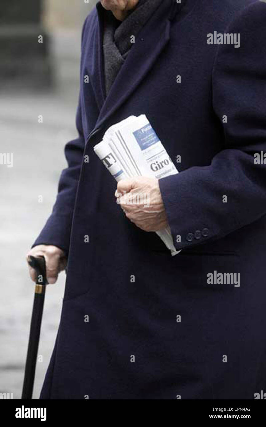 Older person read newspaper hi-res stock photography and images - Alamy