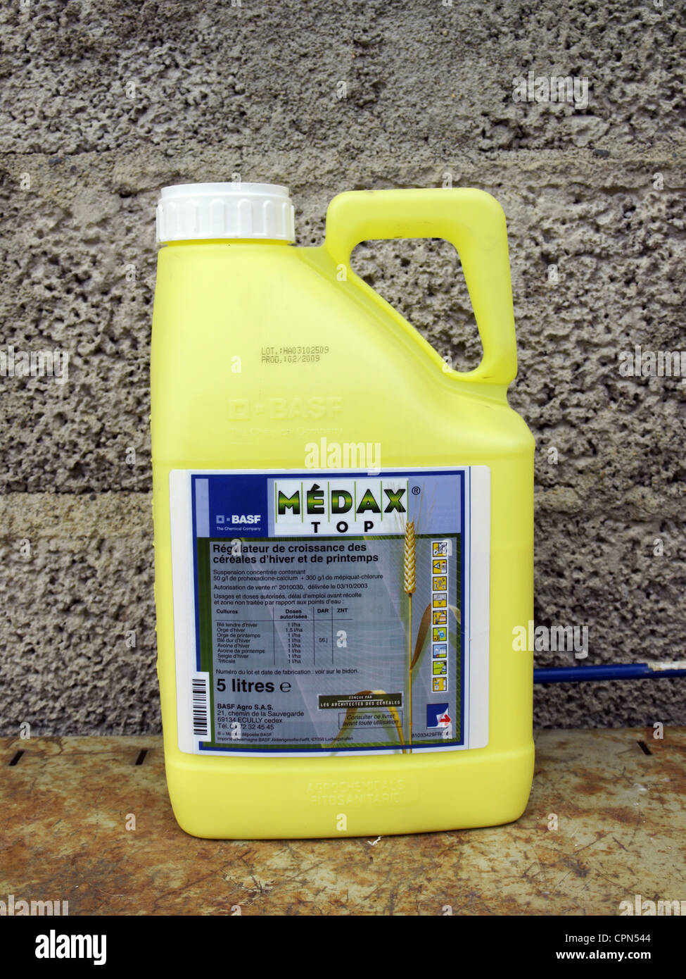 Fertilizer fertilizing hi-res stock photography and images - Alamy