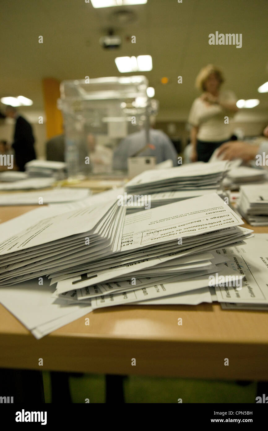 Ballot papers pile hi-res stock photography and images - Alamy