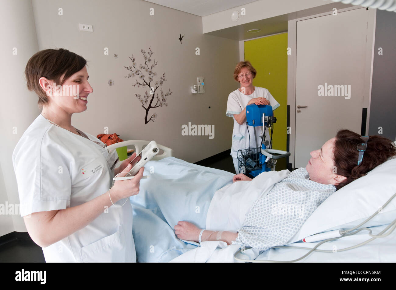 WOMAN HOSPITAL PATIENT Stock Photo - Alamy