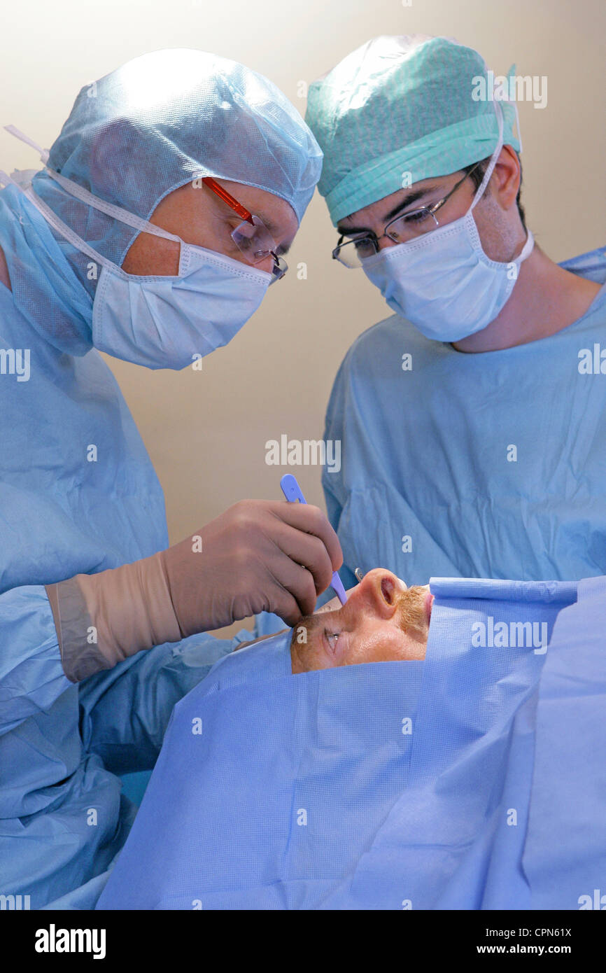 Eye surgery hi-res stock photography and images - Alamy