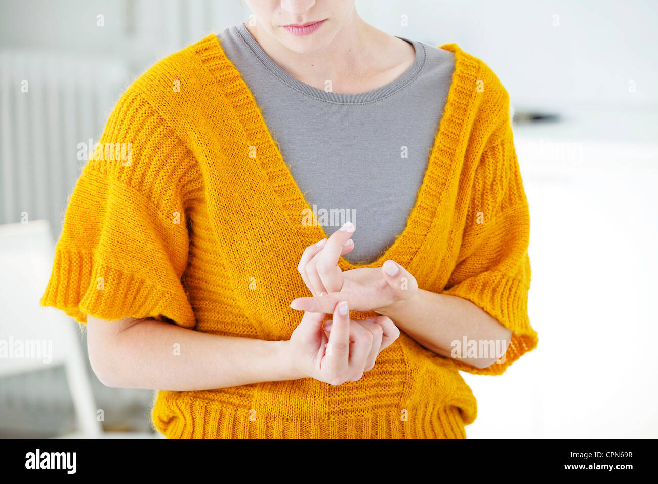 WOMAN WITH PAINFUL HAND Stock Photo - Alamy