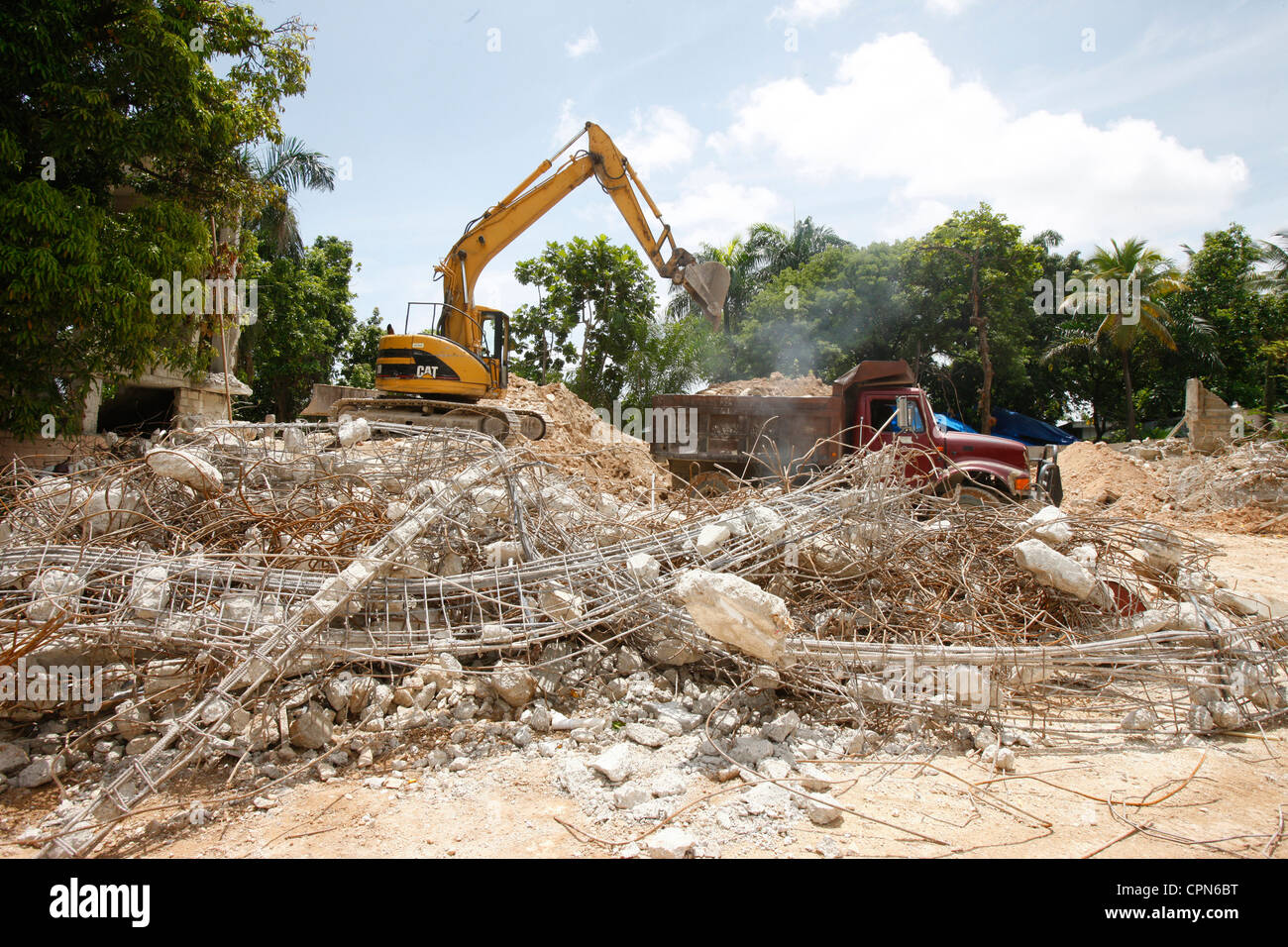 Earthquake falling buildings haiti hi-res stock photography and images ...