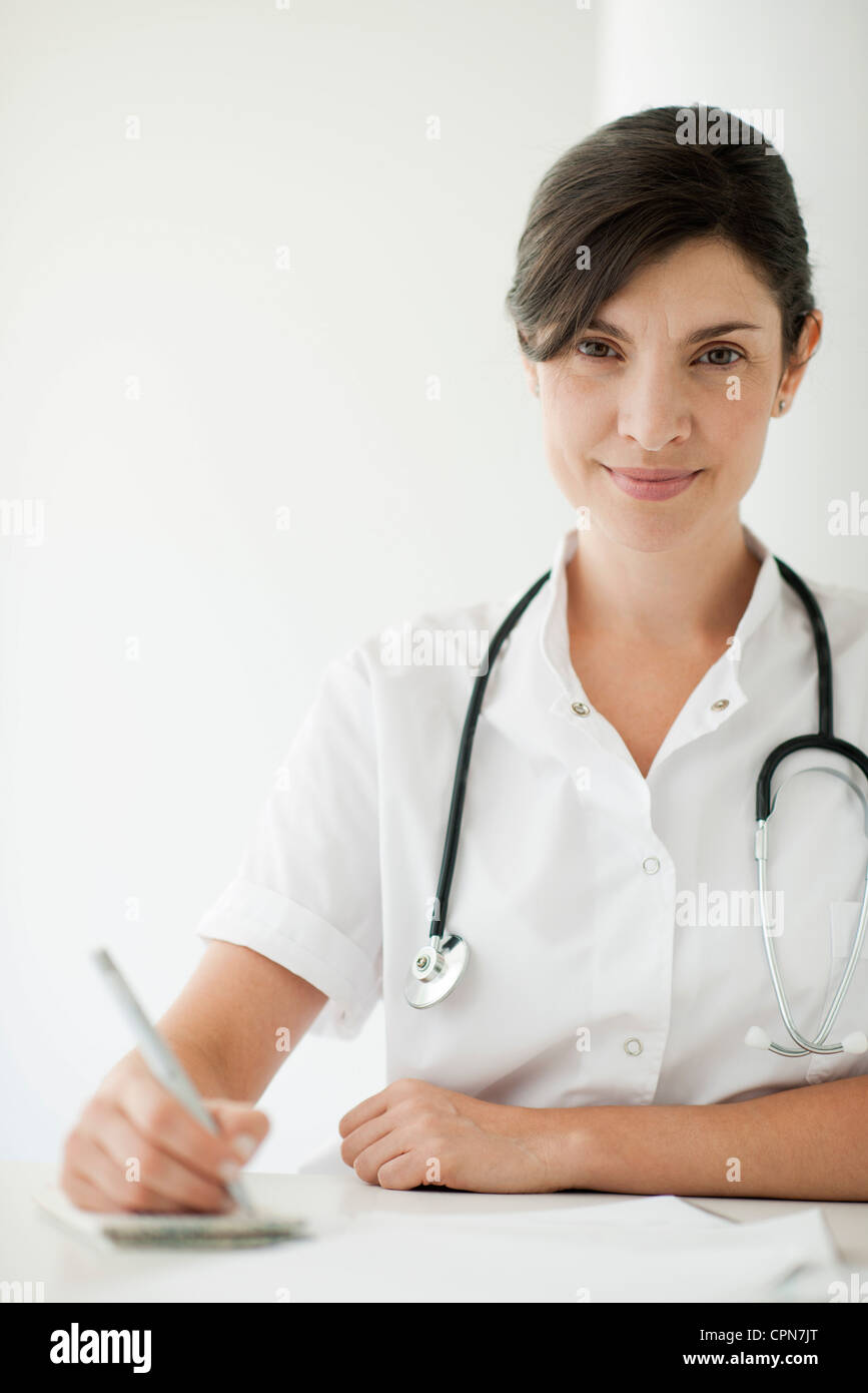 Doctor write on documents hi-res stock photography and images - Alamy