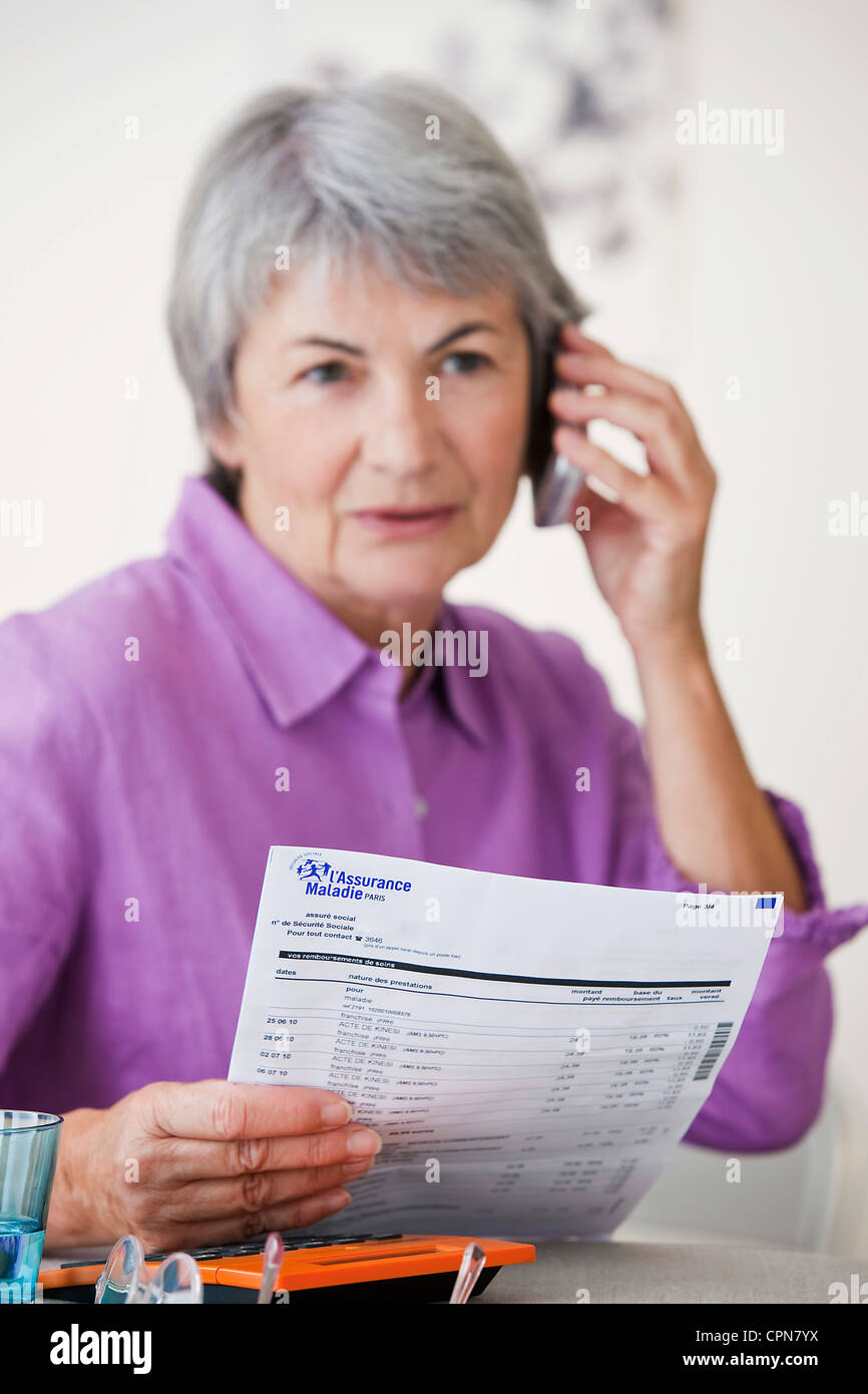 Women filling out forms hi-res stock photography and images - Alamy