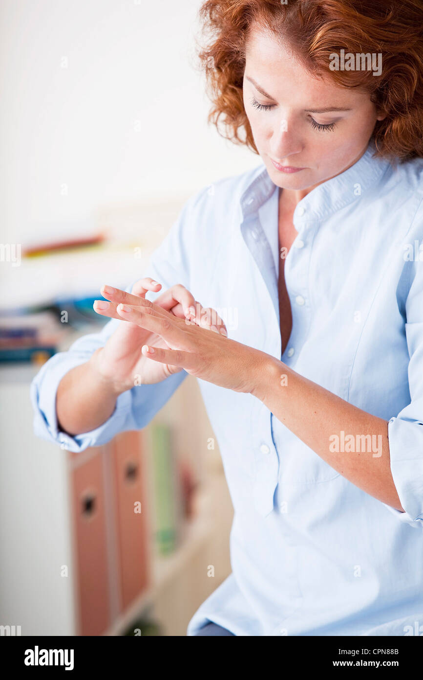 WOMAN WITH PAINFUL HAND Stock Photo - Alamy