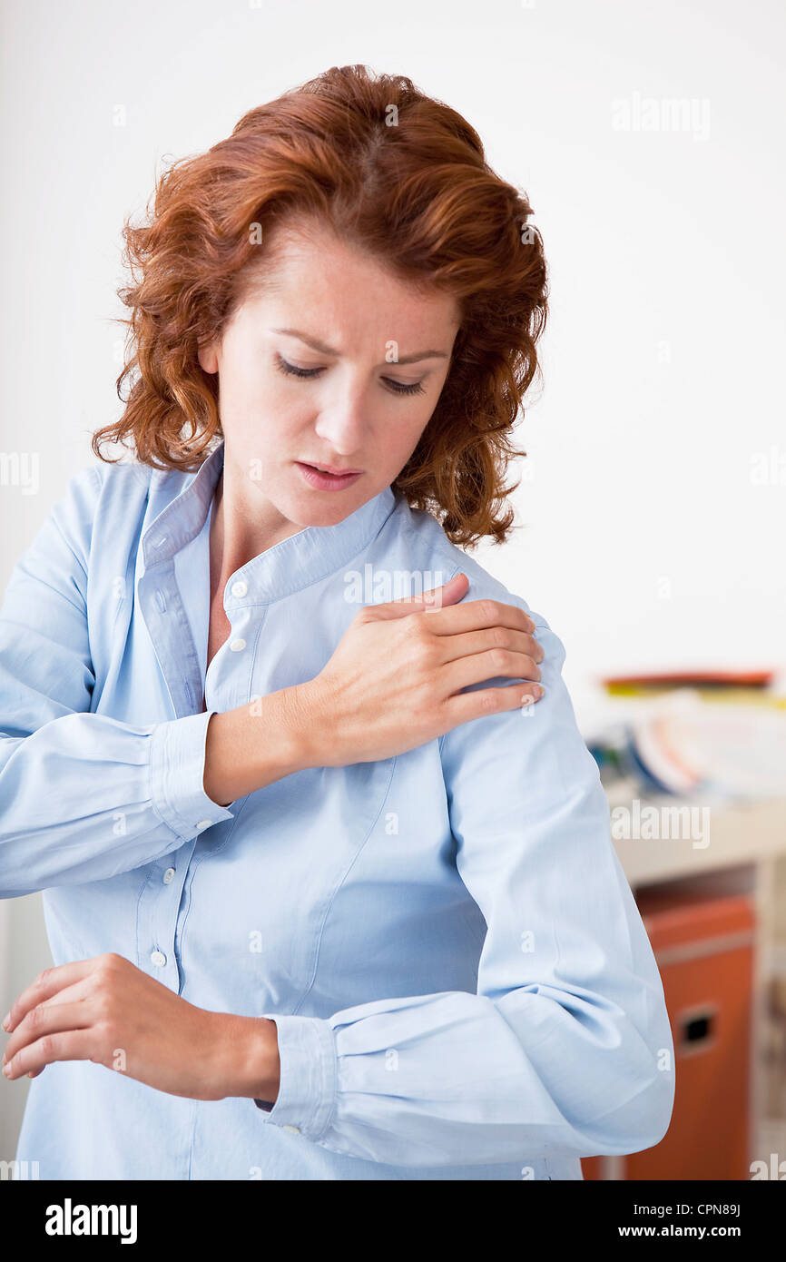 SHOULDER PAIN IN A WOMAN Stock Photo - Alamy