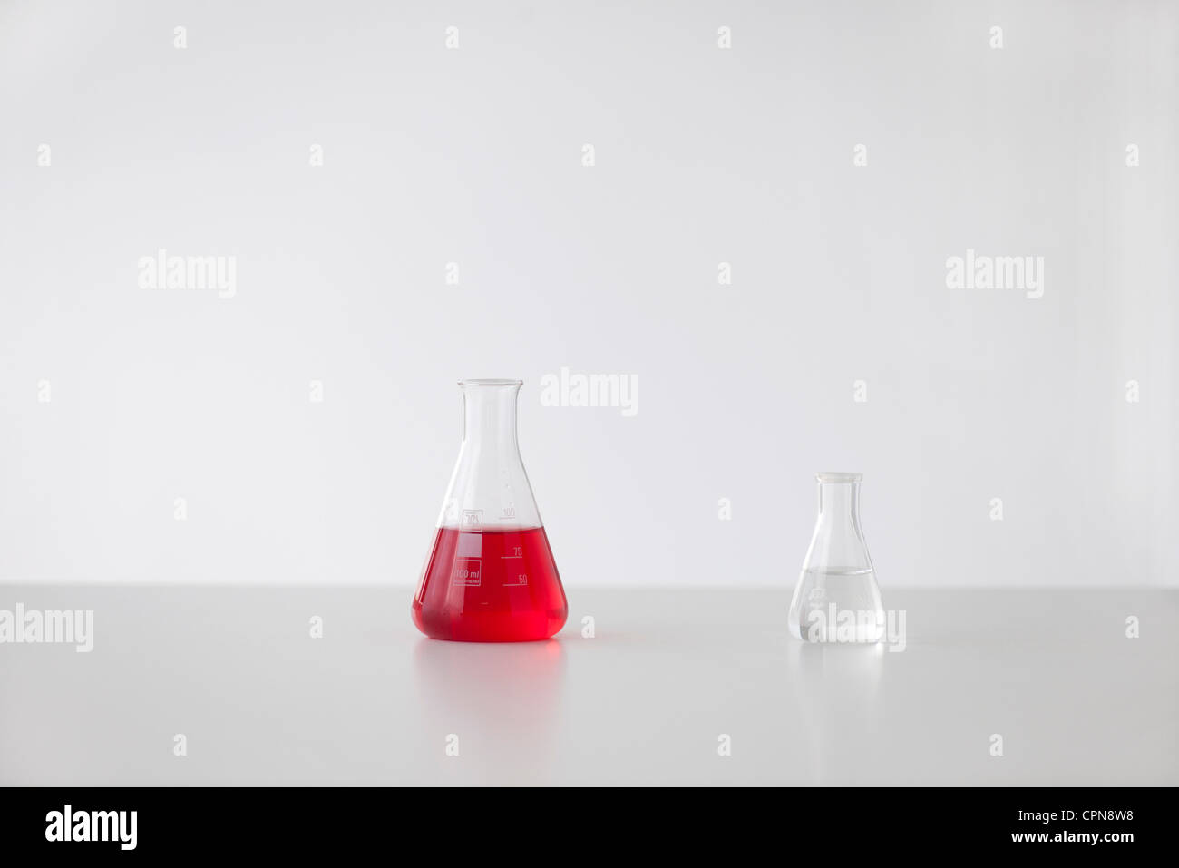 Empty erlenmeyer flask hi-res stock photography and images - Alamy