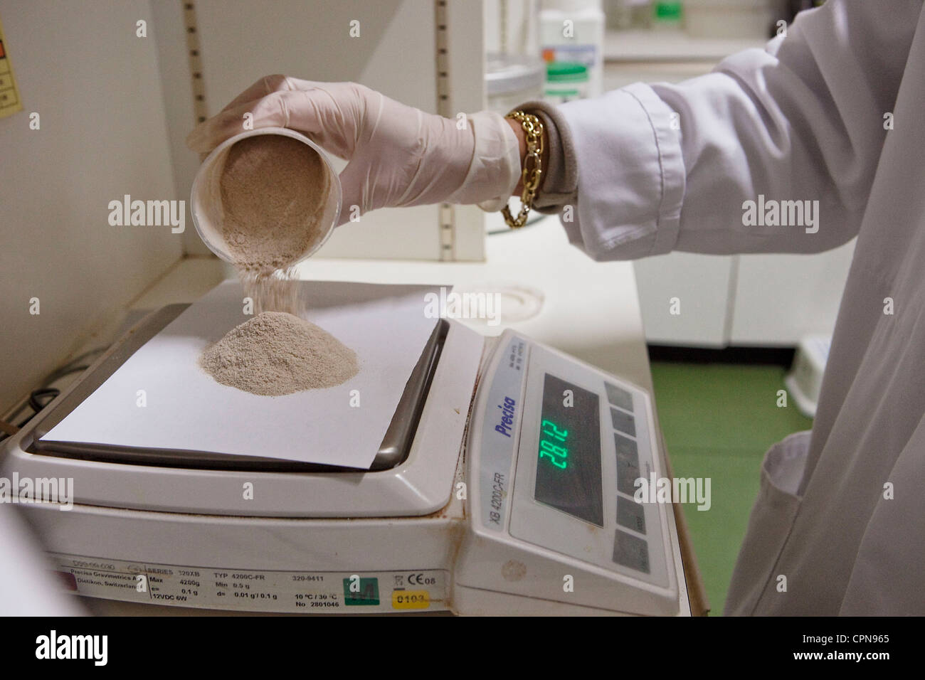 Laboratory scale hi-res stock photography and images - Alamy