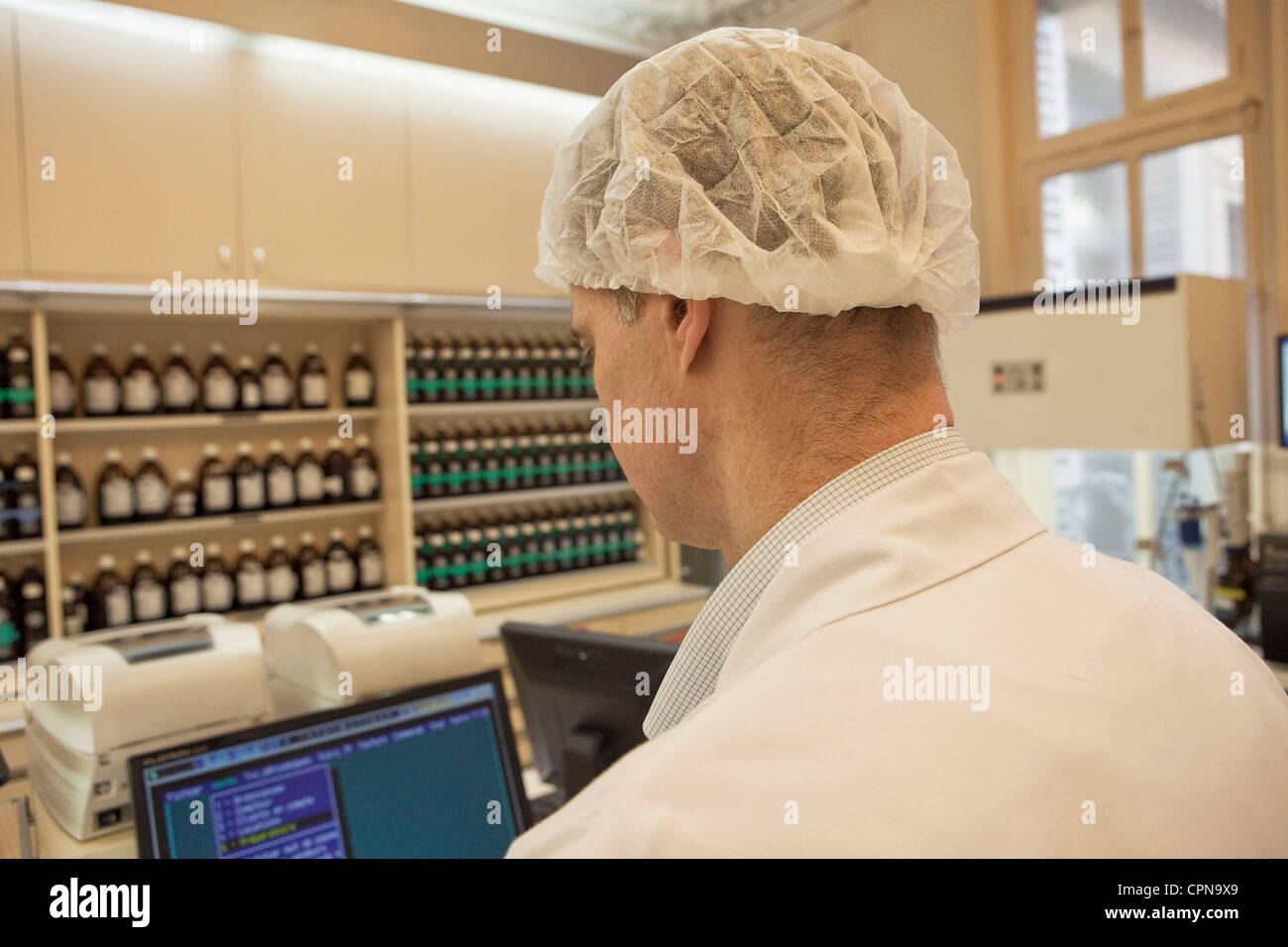 Traditional laboratory flasks hi-res stock photography and images - Alamy