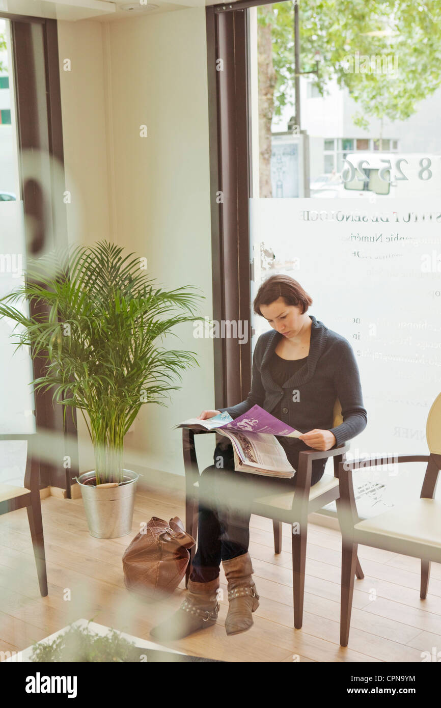 Old magazines waiting room hi-res stock photography and images - Alamy