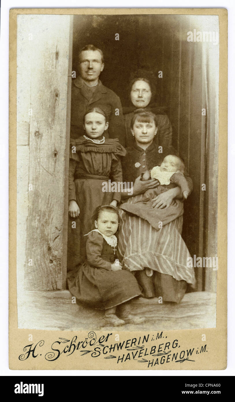 people, family, parents with children standing in door, Schwerin ...