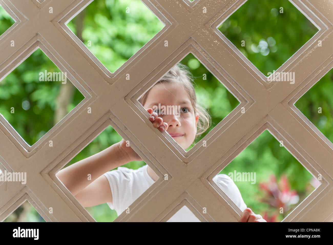 Child peeking through wall hi-res stock photography and images - Alamy