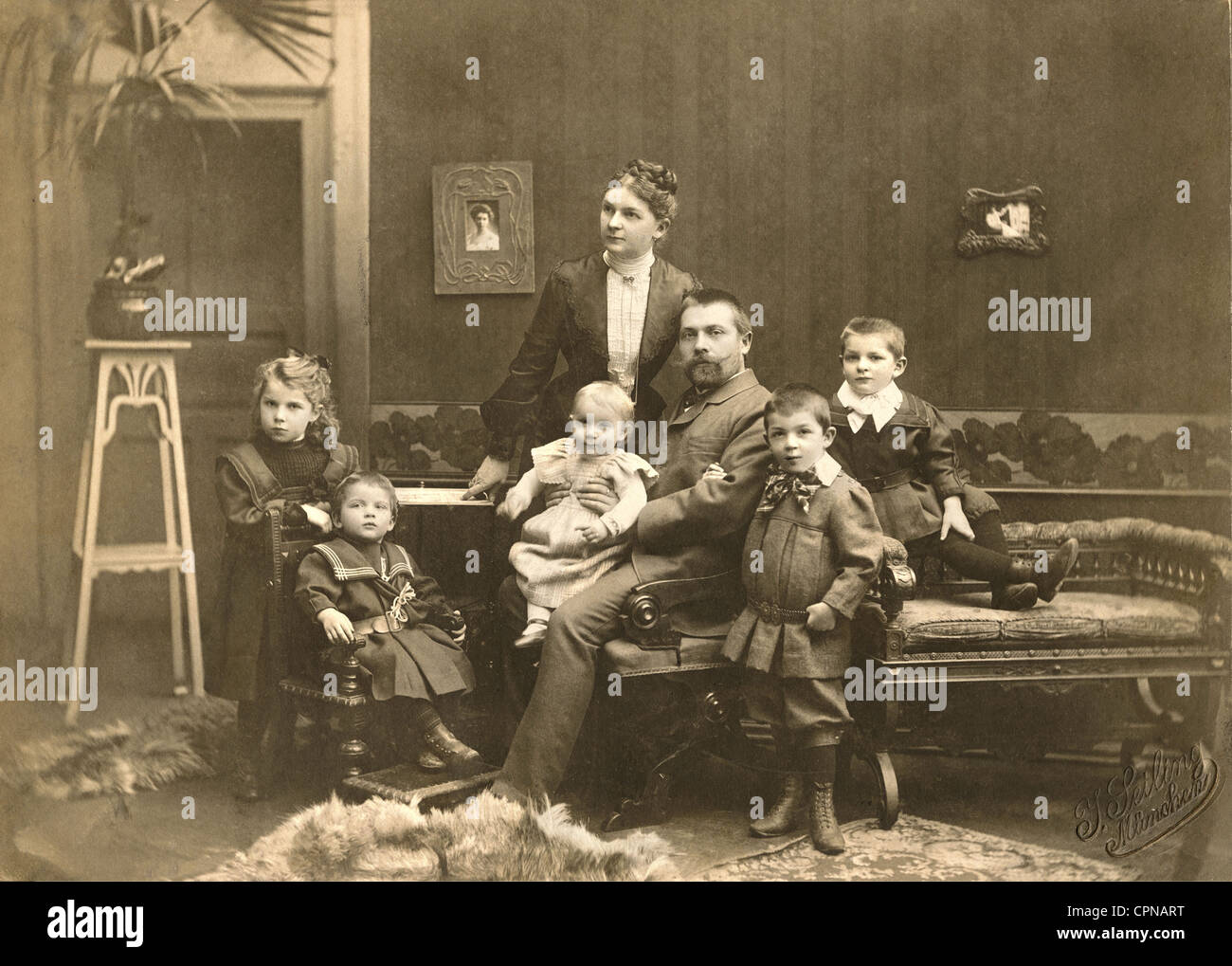 Upper class 1900s hi-res stock photography and images - Alamy