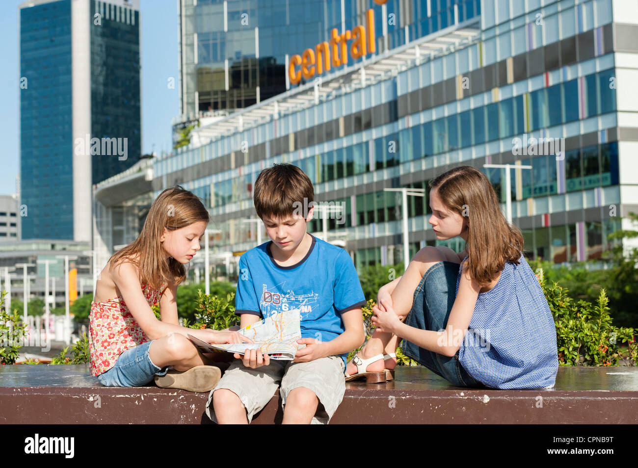Children reading map in city Stock Photo - Alamy