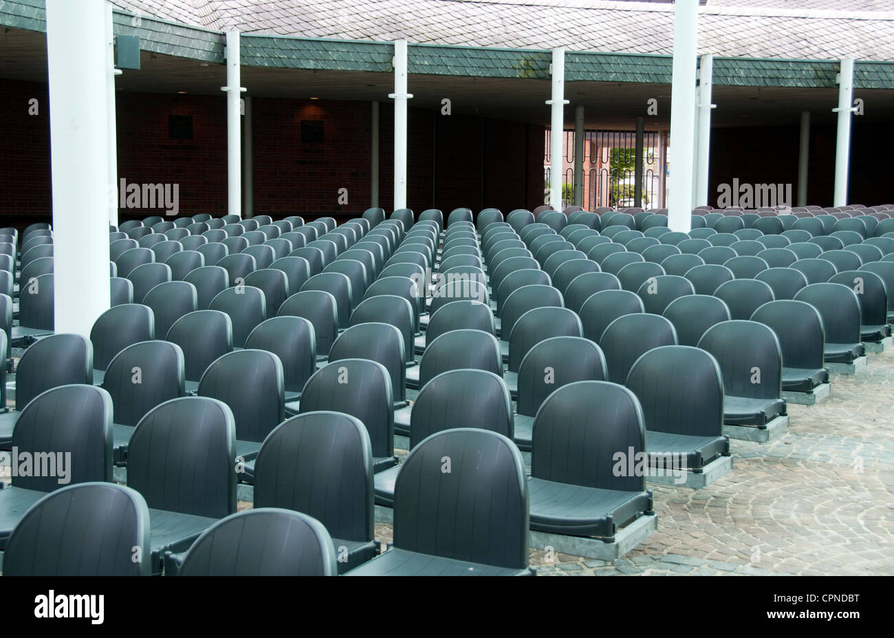 row with empty chairs Stock Photo - Alamy